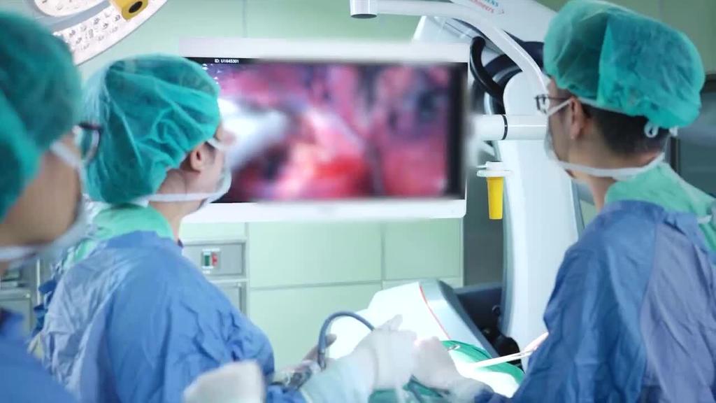 Lung cancer therapy in the hybrid OR with iVATS