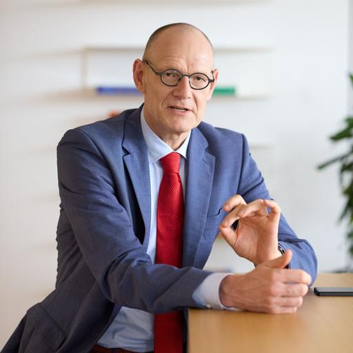 Dr. Bernd Montag (CEO)